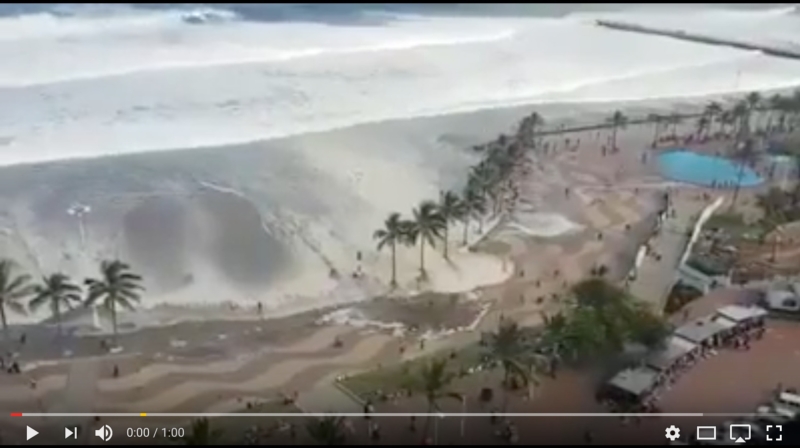Uno tsunami travolge la costa di Durban, Sud Africa. Popolazione ...