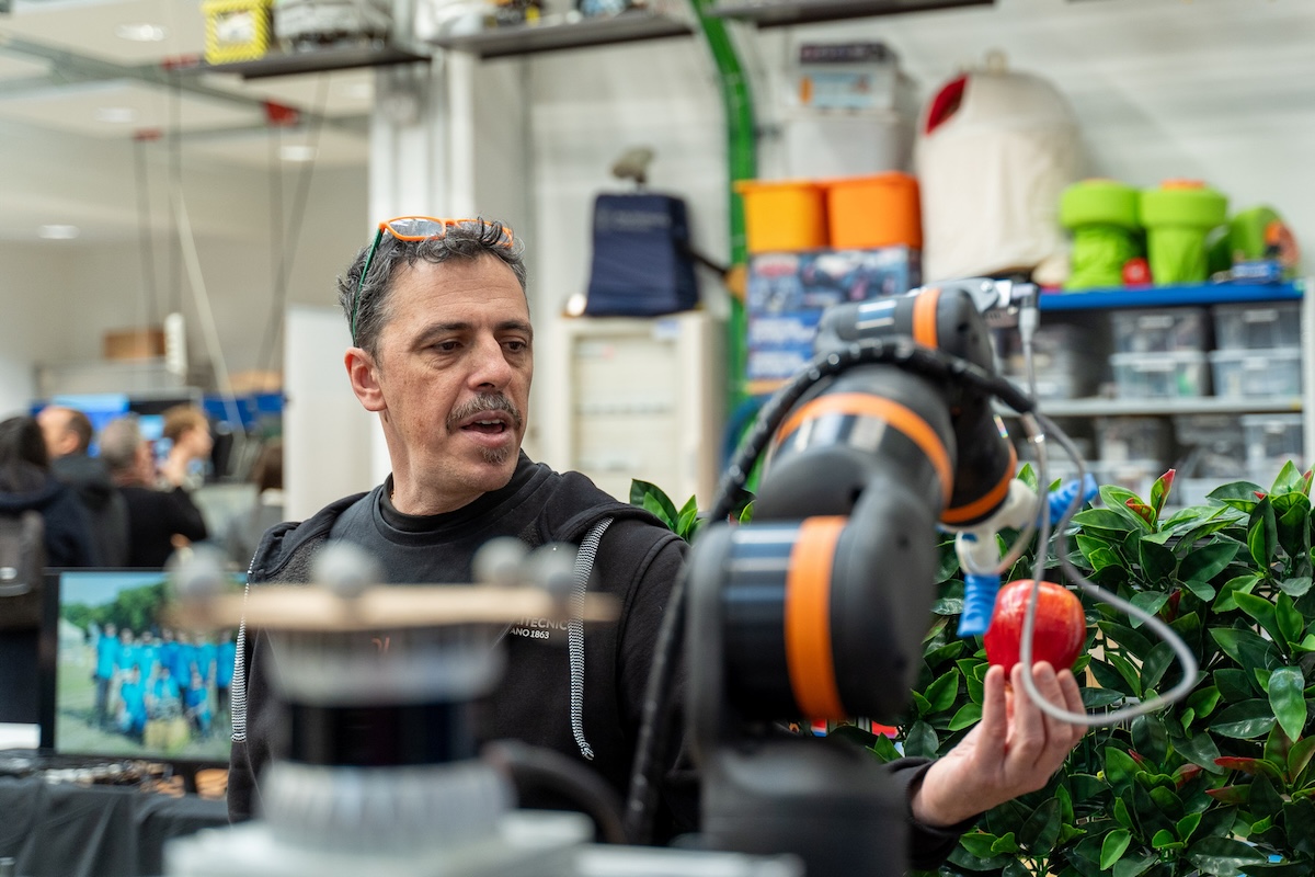 Raccolta automatizzata delle mele, il robot del PoliMi vince il premio ...